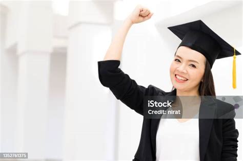 노란 술 색 졸업 모자를 쓰고 있는 여성 박사 과정 졸업생들이 대학에 있습니다 여성에 대한 스톡 사진 및 기타 이미지 여성