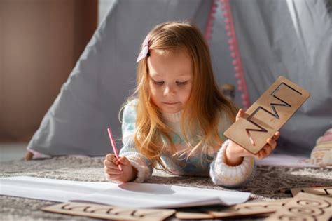 Девушка в полный рост играет дома Бесплатно Фото