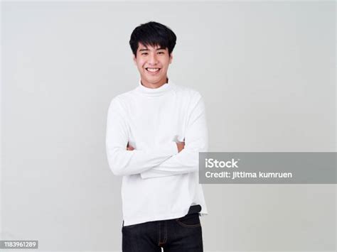 흰색 배경에 흰색 스웨터를 입고 젊은 아시아 남자의 스튜디오 초상화입니다 남자에 대한 스톡 사진 및 기타 이미지 남자 스튜디오 촬영 십대 Istock