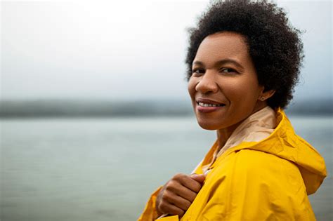 노란 비옷을 입고 카메라를 바라보는 아프리카계 미국인 여성 40 44세에 대한 스톡 사진 및 기타 이미지 40 44세 강 겨울 Istock