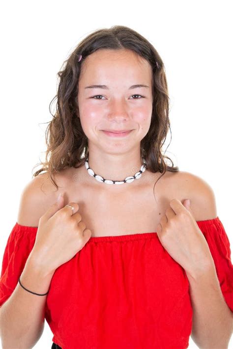 Menina Alegre E Feliz Garota Sorrindo Rindo Olhando Câmera De Fundo