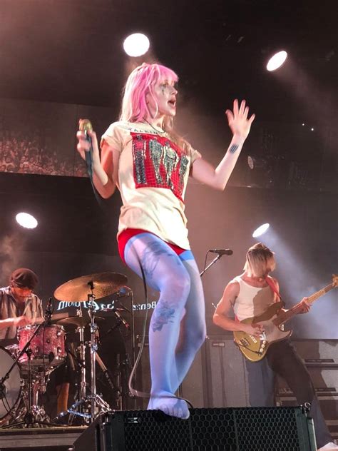 Hayley Williams Feetforum