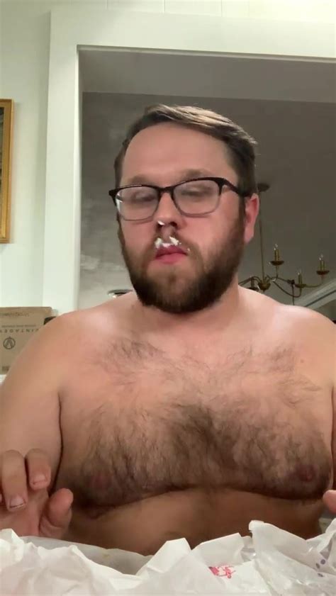 Fat Guy Getting Stuffed With Burgers 日本語で