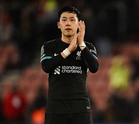 利物浦2 1挖到宝！31岁后腰客串中卫，闪耀全场，获斯洛特盛赞比赛球员位置