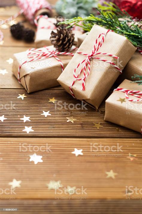 크리스마스 모형 공예 용지 전나무 가지 빨간 Baubles 나무 테이블 위에 소나무 콘 축제 휴가 시즌에 싸여 선물 상자 공간을