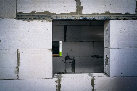 폭기 된 콘크리트 벽의 창 아래에 놓습니다 폭기 된 콘크리트 벽의 사각형 구멍 금속 모서리로 창 개구부 강화 0명에 대한 스톡 사진 및 기타 이미지 Istock