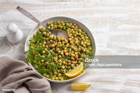 흰색 나무 배경에 파슬리와 레몬을 곁들인 녹색 소스에 병아리콩 을 삶아 0명에 대한 스톡 사진 및 기타 이미지 0명 건강한 생활방식 건강한 식생활 Istock