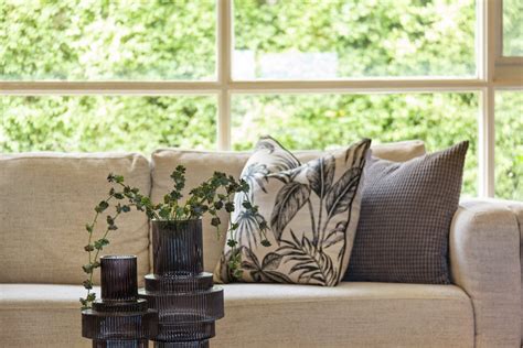 가구 가벼운 소파 가정의 거실 꽃병 녹지 라운지 라운지 룸 럭셔리 밝은 밝은 방 소파 소프트 가구