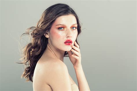 아름 다운 갈색 머리 여름 메이크업 뷰티 패션 여자 모델 핑크 입술 회색 배경입니다 갈색 머리에 대한 스톡 사진 및 기타 이미지 갈색 머리 곱슬 머리 눈 감기