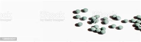 천연 첨가물과 슈퍼 푸드 흰색 배경에 녹색 스피루리나 조류 알약 건강한 라이프 스타일 개념 유기농 식품 복사 공간 배너 0명에 대한 스톡 사진 및 기타 이미지 Istock