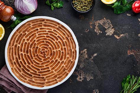 검은 돌 배경에 인도 향기로운 향신료와 허브세트 심 황 딜 파프리카 계피 사프란 바질과 로즈마리 숟가락 맨 위 보기입니다 모의 가루로 빻은에 대한 스톡 사진 및 기타 이미지