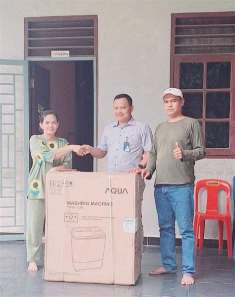 Layanan Prima Bri Kepala Bri Unit Simpang Tiga Antar Langsung Hadiah