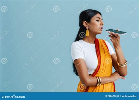 Jovem Indiana Bonita No Telefone De Vestimenta Tradicional Foto De