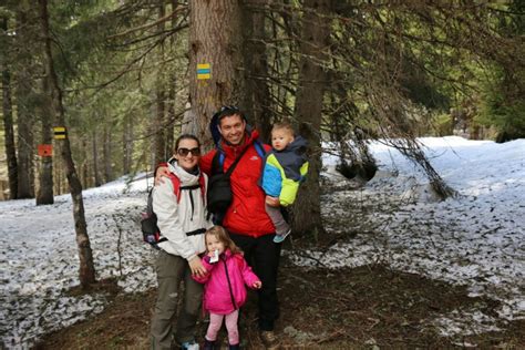 Разходки и преходи с деца през зимата Деца на планина
