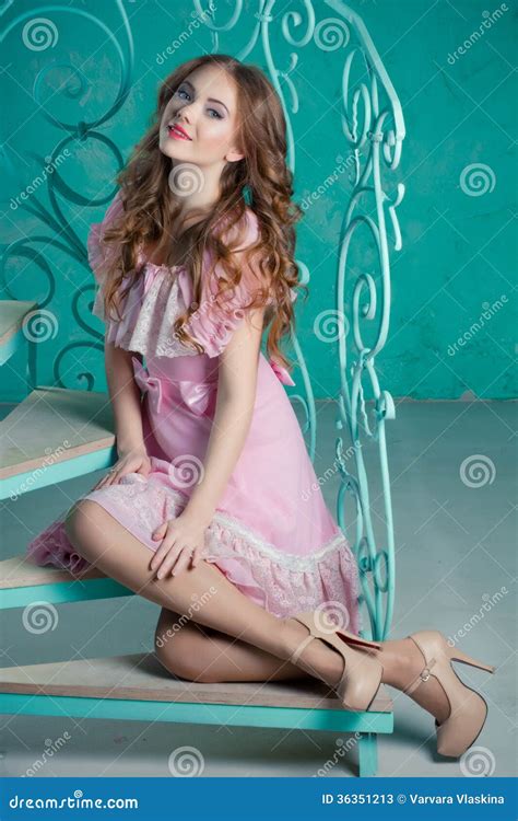 Retrato De Una Chica Joven Hermosa Imagen De Archivo Imagen De Atractivo Sano