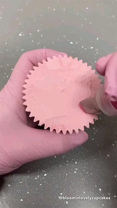 How To Decorate Cupcakes With Wilton Ruffle Tip 402 Artofit