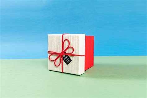 빨간 선물 상자와 테이블에 빨간 리본 활이있는 흰색 뚜껑 메리 크리스마스와 새해 복 많이 받으세요 선물 휴일 선물 놀라움 장식 축제 계절에 대한 스톡 사진 및 기타 이미지