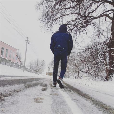 عکس پروفایل پسرانه و مردانه شیک در طبیعت زمستانی و برفی