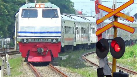 Livery Dua Garis Biru | Nonton 3 Kereta Api di Palang Pintu Perlintasan ...