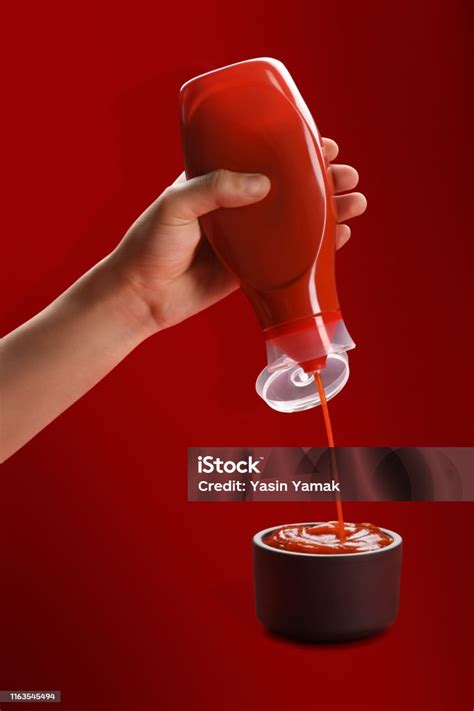 토마토 케첩 컨셉 수컷 손 짜기 케첩 병과 그릇에 붓는 케첩 케첩에 대한 스톡 사진 및 기타 이미지 케첩 짜냄 병 Istock