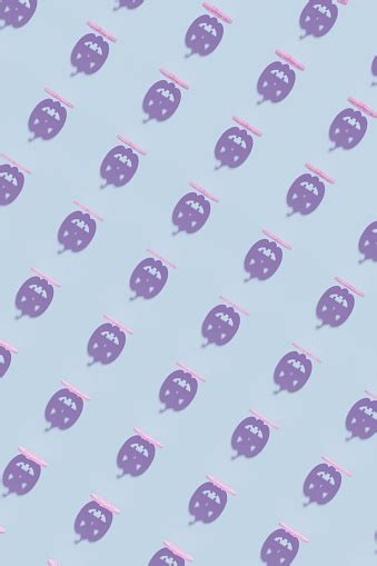 분홍색 할로윈 호박 머리 기호의 그림자가 있는 밝은 파란색 배경의 상위 보기 현대 창조적 인 3d 렌더링 할로윈 그림입니다 트렌디 한 할로윈 3d 배경 개념 0명에 대한