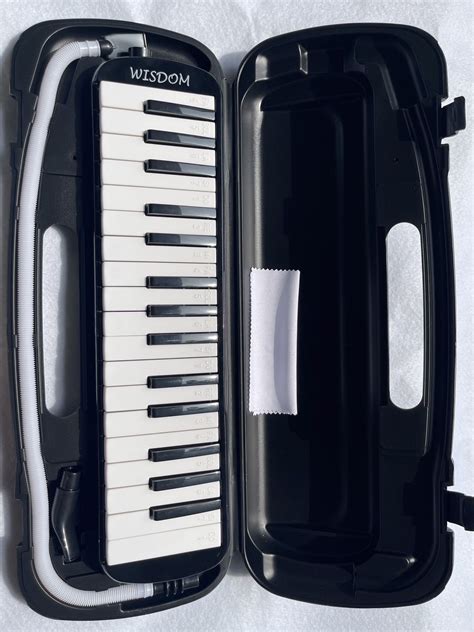 เมโลเดียน Wisdom 32 คีย์ รุ่นมาตรฐาน สีดำ พร้อมสายเป่าและปากเป่าสั้นแบบโค้งเข้าหาตัว มียางกัน