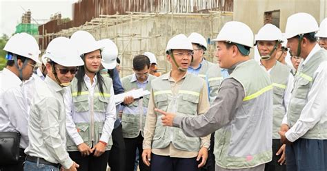 ឯកឧត្តម ហែម វណ្ណឌី អញ្ជើញចុះពិនិត្យទីតាំងផលិតទឹកស្អាតក្នុងខេត្តកំពង់ធំ ក្រសួងព័ត៌មាន