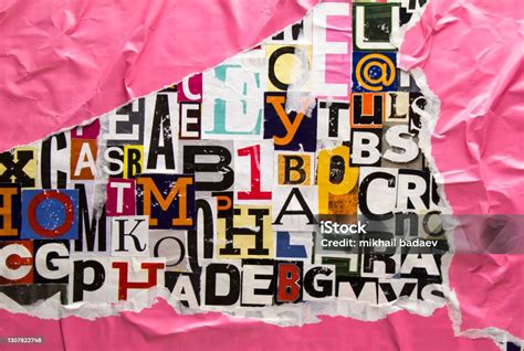신문 잡지 편지와 숫자로 클리핑에서 화려한 콜라주에 붙어 찢어진 구겨진 분홍색 종이 찢어진 분홍색 종이 잡지 배경에서 잘라 알파벳 문자에 붙어 0명에 대한 스톡 사진 및
