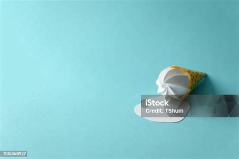 녹은 종이 바닐라 아이스크림 콘을 파란색 배경에 복사 공간 크리에이티브 또는 아트 푸드 컨셉 0명에 대한 스톡 사진 및 기타 이미지 Istock