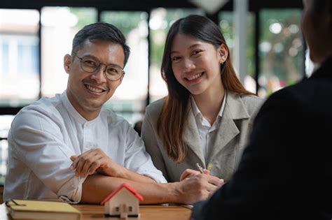 부동산 중개인은 서명 계약서에 서명하기 전에 고객에게 보험 및 계약 계약을 설명합니다 경영자에 대한 스톡 사진 및 기타 이미지
