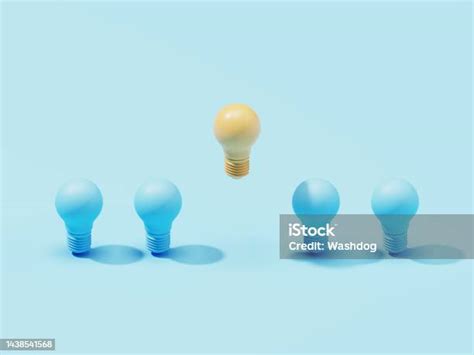 파란색 전구 모형의 행과 다른 색상의 하나가 다른 것 위에 떠 있습니다 3d 그림입니다 창의성 아이디어 및 혁신 개념 0명에 대한 스톡 사진 및 기타 이미지 Istock