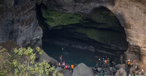 네팔 추락 여객기 사망자 71구 수습…남은 실종자 1명 수색 종료