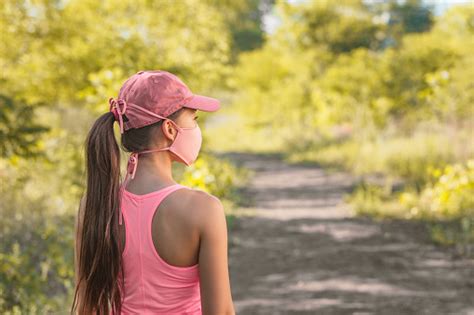 도시 공원 여름 라이프 스타일 야외에서 산책하는 동안 착용 마스크 코로나 바이러스 보호 여성 코비드19 19에 대한 스톡 사진 및 기타 이미지 Istock