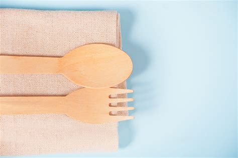 환경 친화적 인 일회용 주방 용품 은 칼 붙이 나무 포크와 면 걸레에 숟가락 생태 학적 개념 폐기물 제로 맨 위 보기 공간을 복사합니다 0에 대한 스톡 사진 및 기타 이미지