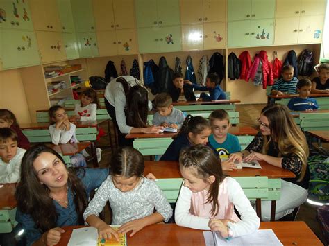 ОУ Св Патриарх Евтимий Велико Търново Четящият студент четящото дете