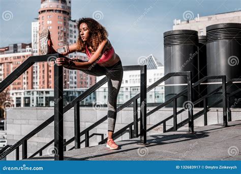Mujer Joven Flaca Hermosa Que Desarrolla Su Flexibilidad Imagen De Archivo Imagen De Cultura