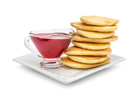 플레이트에 시럽과 팬케이크와 그레이 그 보트의 스택 흰색 절연 그레이비 보트에 대한 스톡 사진 및 기타 이미지 그레이비 보트