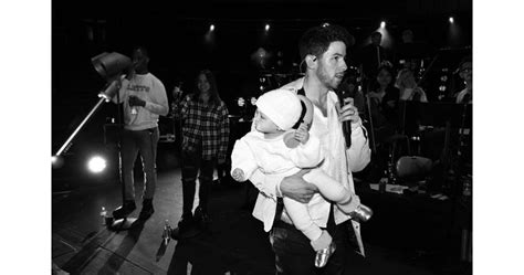 Ник Джонас излезе на сцената с дъщеря си