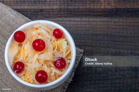 소박한 나무 배경에 그릇에 크랜베리와 소금에 절인 양배추 또는 발효 양배추 적절한 영양과 건강한 식습관의 개념 유기농 및 채식 식품 닫기 텍스트에 대한 공간을 복사 갈기갈기