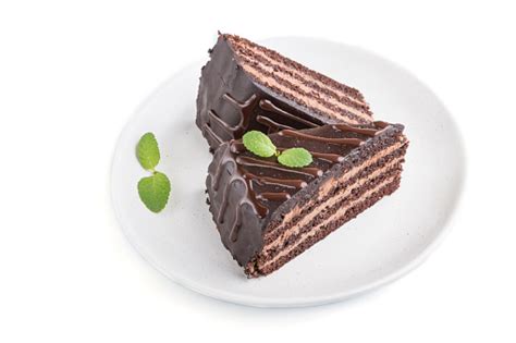 민트로 장식 된 흰색 배경에 고립 된 밀크 크림이있는 홈 메이드 초콜릿 케이크 측면 보기 0명에 대한 스톡 사진 및 기타 이미지 Istock