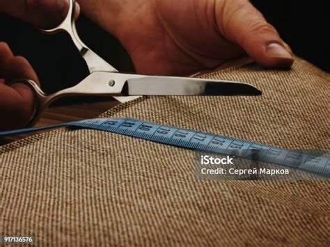 어두운 배경에 남자 손을 잘라 직물 남성 손에 위입니다 테이프를 측정 합니다 직물을 측정 가위에 대한 스톡 사진 및 기타 이미지 Istock