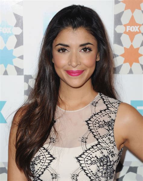 Hannah Simone Profiel