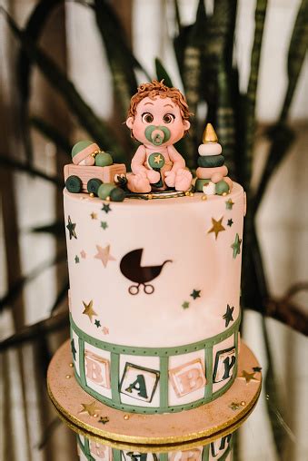 맛있는 리셉션 축제 어린이 침례 케이크 배경 파티 장식에 생일 케이크입니다 공간을 복사합니다 축하 개념입니다 트렌디 한 케이크 캔디 바 0명에 대한 스톡 사진 및 기타