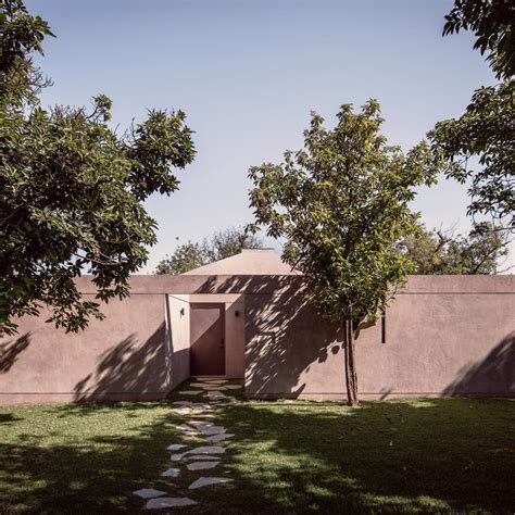 intersticial arquitectura emphasises local materials in mexican home