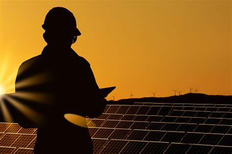 태양 전지판의 배경에 태블릿 컴퓨터를 가진 엔지니어의 실루엣 수리에 대한 스톡 사진 및 기타 이미지 수리 태양열 발전소 35 39세 Istock