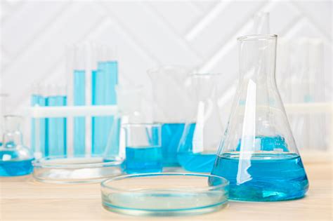 테스트 튜브가 있는 실험실 유리제품 플라스크 드롭퍼 페트리 접시 과학 실험실 실험실 장비 및 분석을 위한 측정 컵 및 실린더 0명에 대한 스톡 사진 및 기타 이미지 Istock