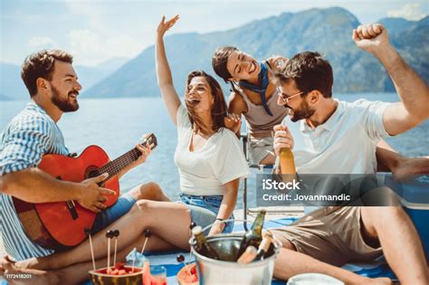 여름 방학에 재미를 가진 젊은 사람들 해변에서 열대 칵테일을 마시는 행복한 친구 20 29세에 대한 스톡 사진 및 기타 이미지