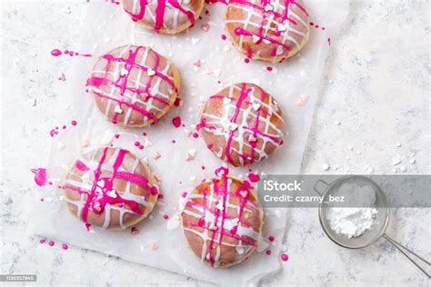 밝은 배경에 분홍색 설탕 프로 스 팅과 심장 뿌리와 전통 폴란드어 도넛 맛 있는 도넛과 잼 Shrove Tuesday에 대한 스톡 사진 및 기타 이미지 Istock