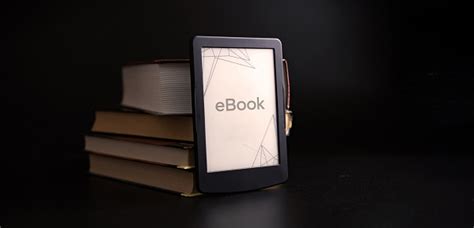 E 리더 디지털 전자 책 어두운 배경에 책이있는 도서관 리더 태블릿 온라인 교육 과정 E 학습 클래스 및 전자 책 디지털 기술