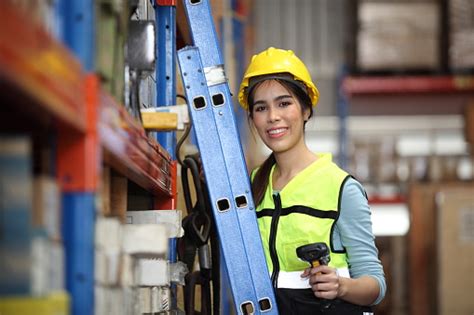 창고의 작업자는 바코드 스캐너를 사용하여 상자를 스캔하고 새로 도착한 상품을 분석합니다 창고에서 일하기 국제 수출 사업 개념 20 24세에 대한 스톡 사진 및 기타 이미지